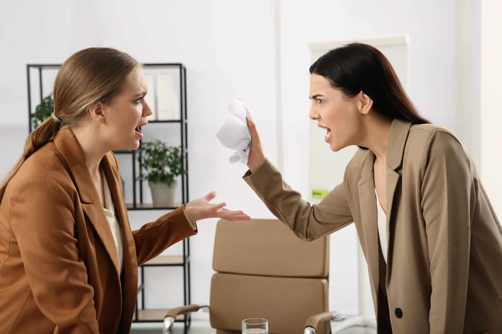 If someone secretly dislikes you, they’ll show these 12 clear signs you ...