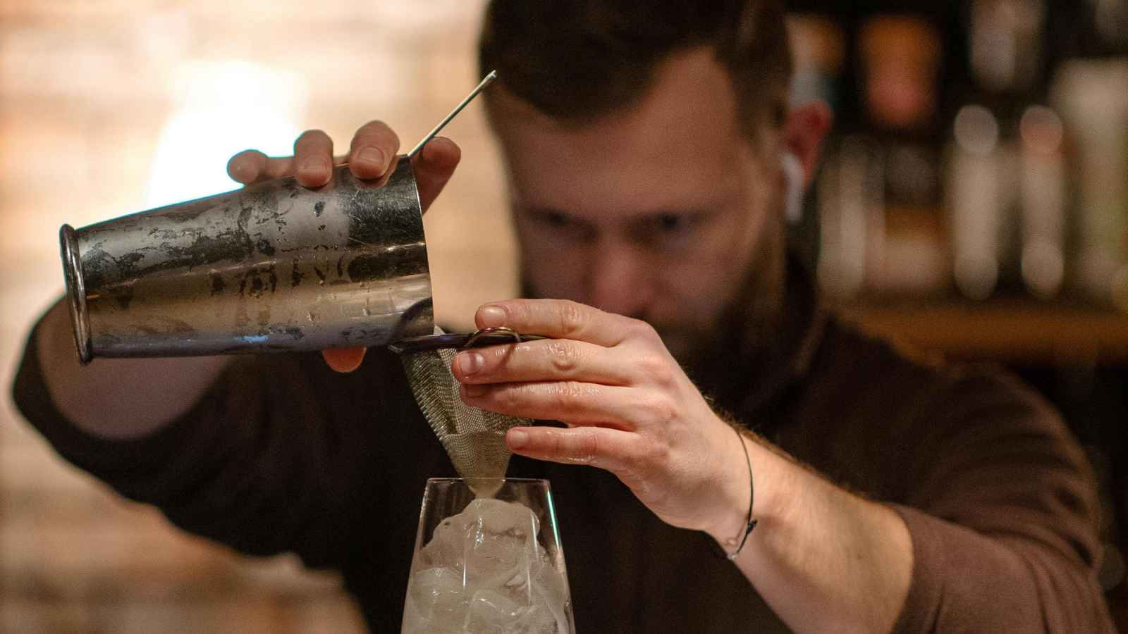 15 things that make bartenders instantly judge you - FODMAP Everyday