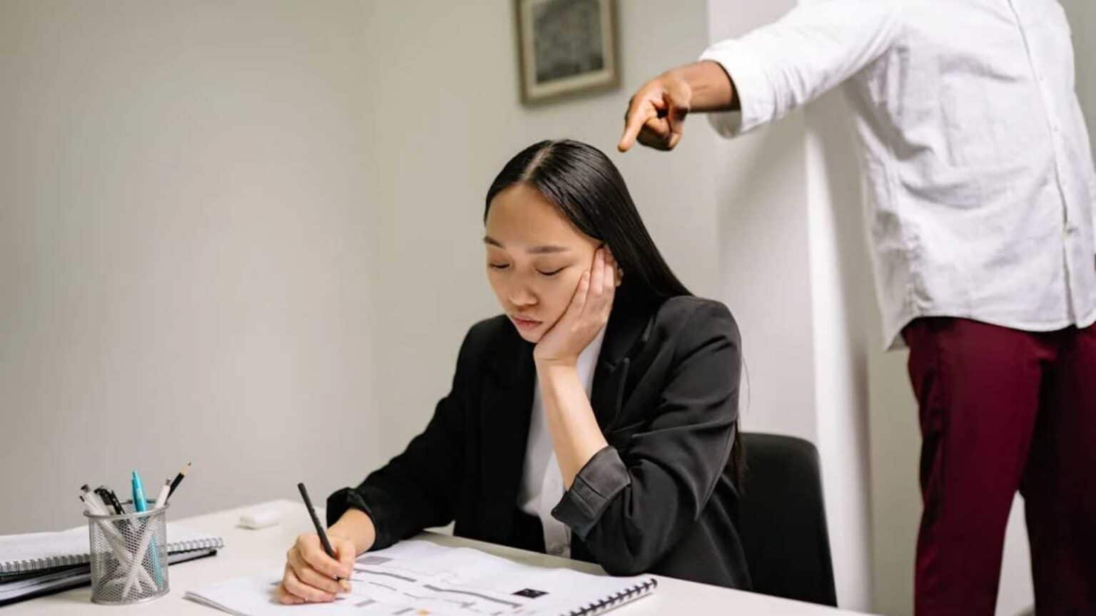 If someone secretly dislikes you, they’ll show these 12 clear signs you ...