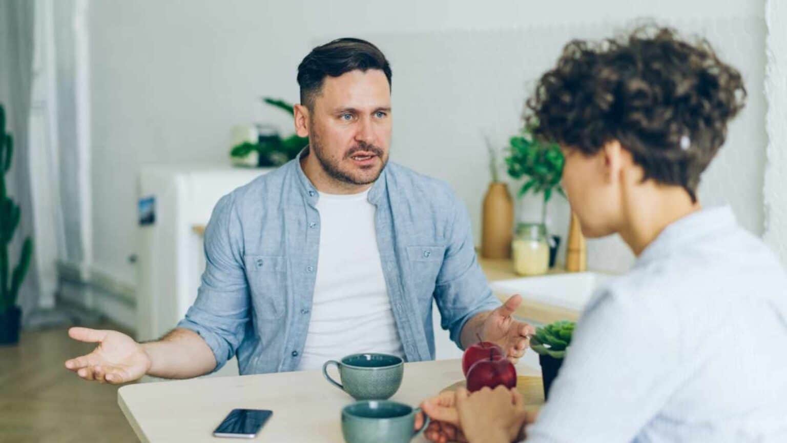 If someone secretly dislikes you, they’ll show these 12 clear signs you ...